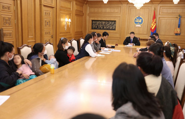 Ерөнхий сайд хөгжлийн бэрхшээлтэй хүүхэдтэй эцэг эхчүүдийн төлөөллийг хүлээн авч уулзлаа